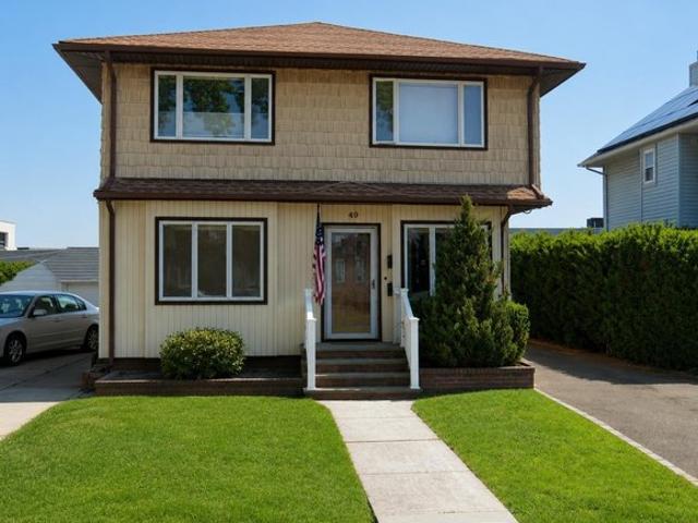 49 Roosevelt Ct, Westbury, NY 11590