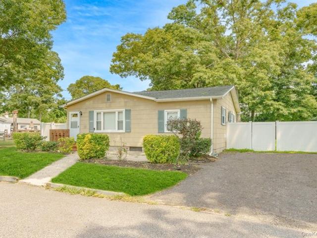 49 Salem St, Patchogue, NY 11772