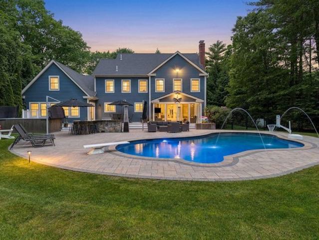 49 Sleepy Hollow Dr, Greenland, NH 03840