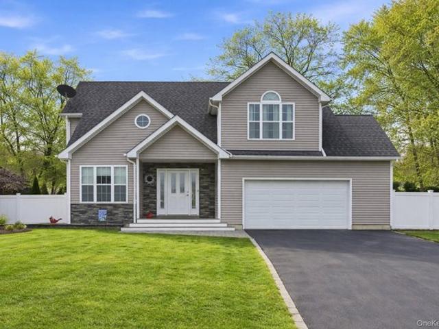 4 Macintosh Ln, Selden, NY 11784
