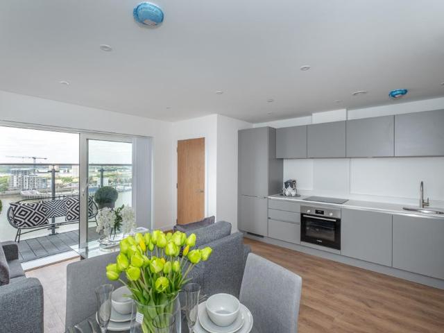 4 Mast Quay London SE18 1 bed flat to rent £1,800 pcm £415 pw