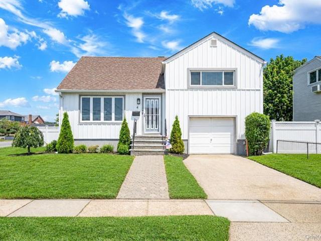 4 Martha St, Freeport, NY 11520