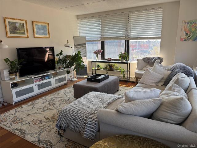 4 Martine Avenue 1416