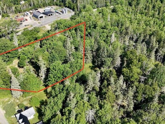 4 McCauley Ln, Deer Isle, ME 04627