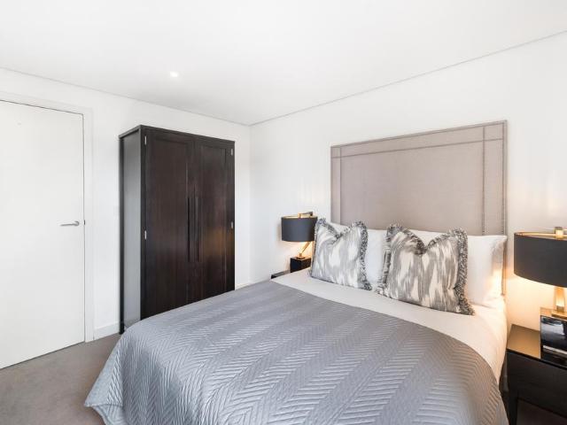 4 Merchant Square East, W2 3 bed flat to rent £7,345 pcm £1,695 pw