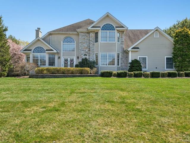 4 Mimosa St, Miller Place, NY 11764