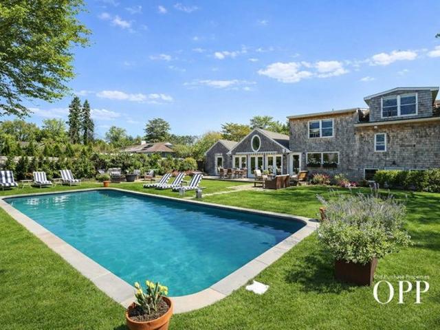 4 N Howells Point Rd, Bellport village, NY 11713