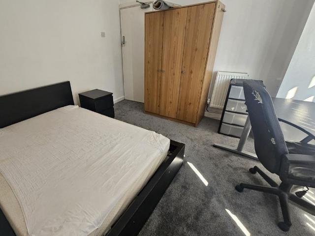 4, New Park Terrace, Pontypridd CF37, 4 bed shared accommodation to rent, £400 pcm | PrimeLocation