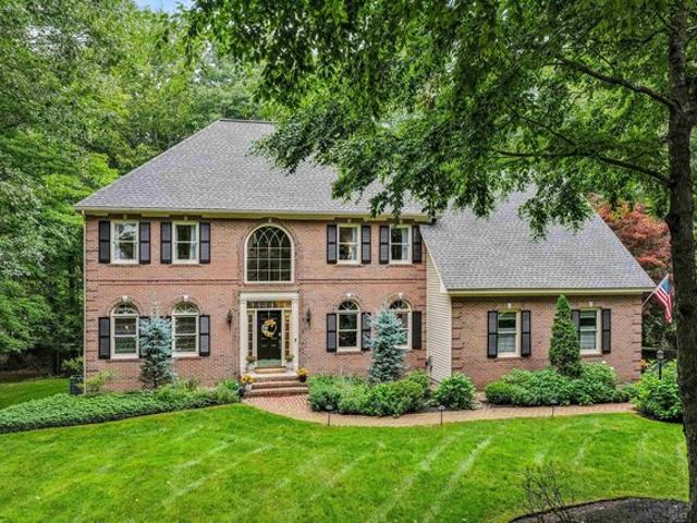 4 Newfane Rd, Bedford, NH 03110