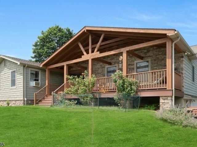 4 Northbrae Dr, Rockaway, NJ 07005