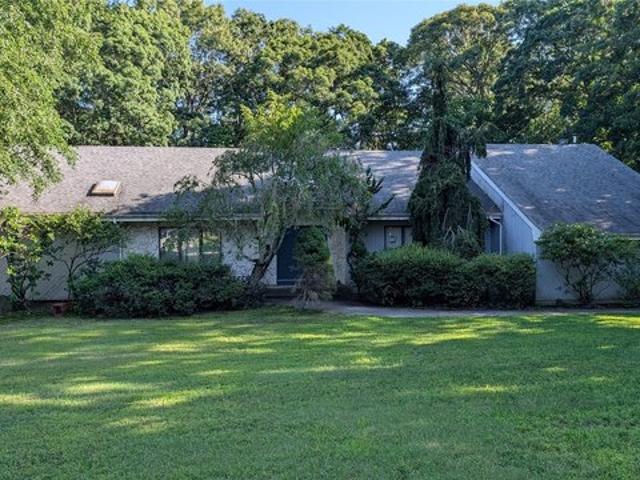 4 Oak Hills Dr, Rocky Point, NY 11778