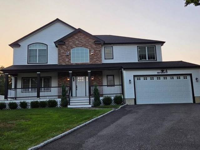 4 Ori Maia Ct, Huntington, NY 11743