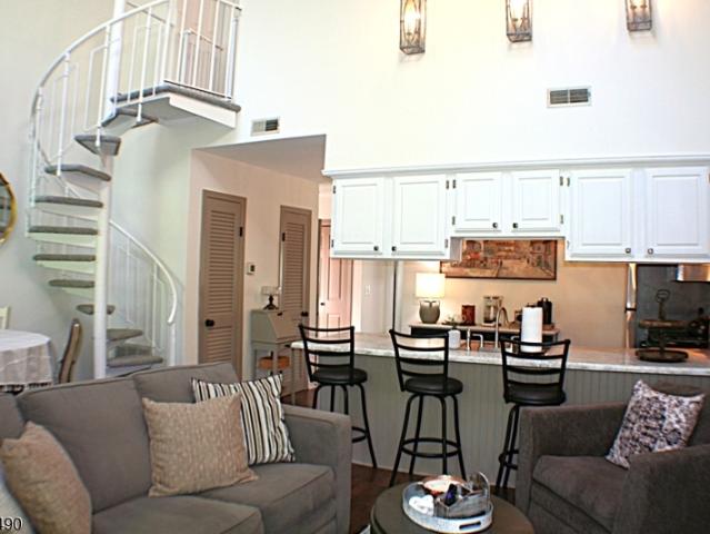 4 Augusta Dr # 4