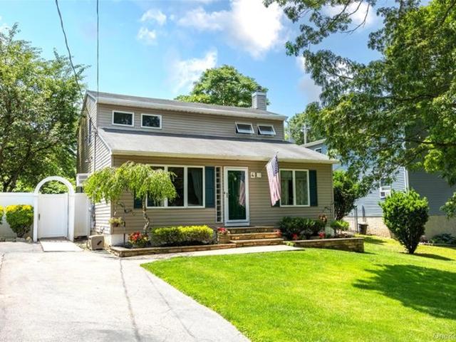 4 Awixa Pl, Selden, NY 11784