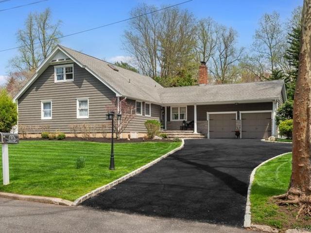 4 Abington Pl, Northport, NY 11768