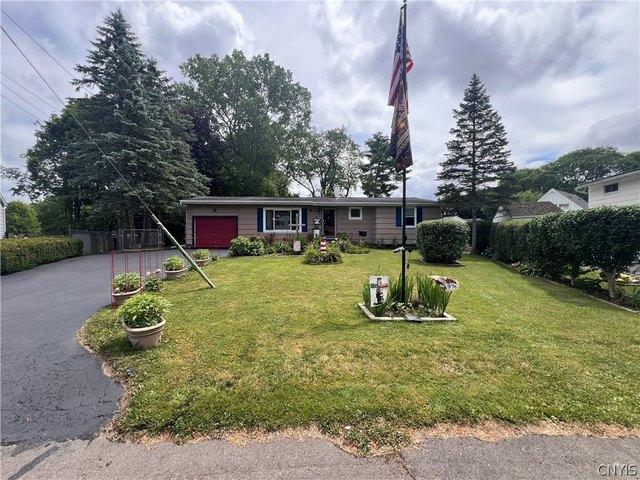 4 Apple Tree Ln, Liverpool, NY 13090
