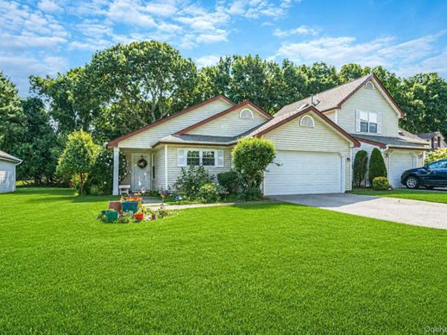 4 Balmoral Ct, Middle Island, NY 11953