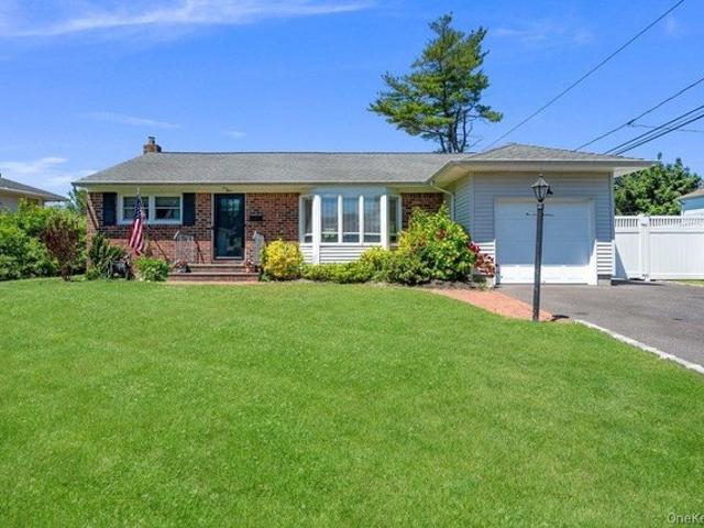 4 Balsam Ln, Commack, NY 11725