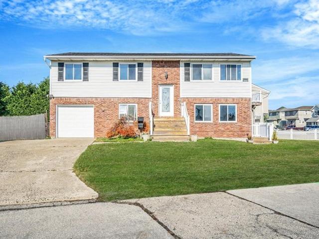 4 Bay Pl, Lindenhurst, NY 11757