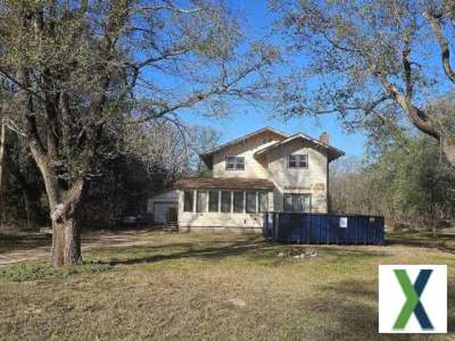 4 bd, 2 ba, 2560 sqft Home for sale Hutchinson, Kansas