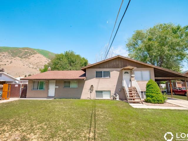 Stunning Twin Home Located In Excellent Location!