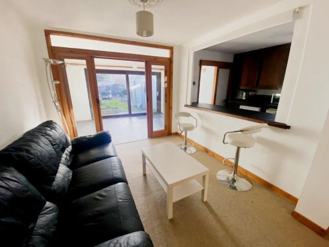 4 bed 2 bath