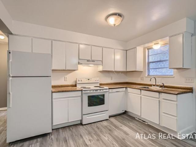 4 bed 2 bath in Golden!