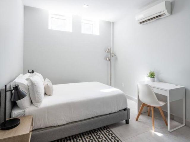 4 bed 2 bath Lexington ave apt