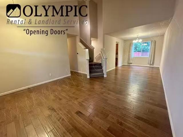 4 bed 2.5 bath 2 story home! 1326 Farina Loop Se
