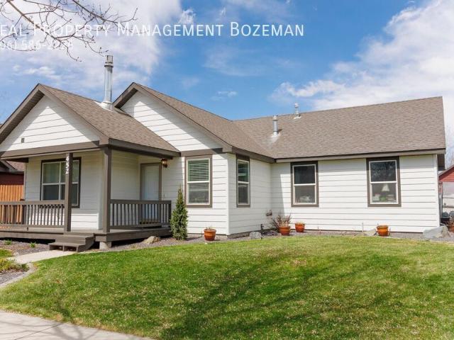 FIRST MONTH 1/2 OFF RENT! 4 bed 3 bath +storage room on charming Woodman Dr. Belgrade