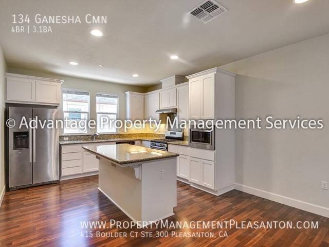 4 bed, 3.5 bath, 1,710 sq. ft. townhouse