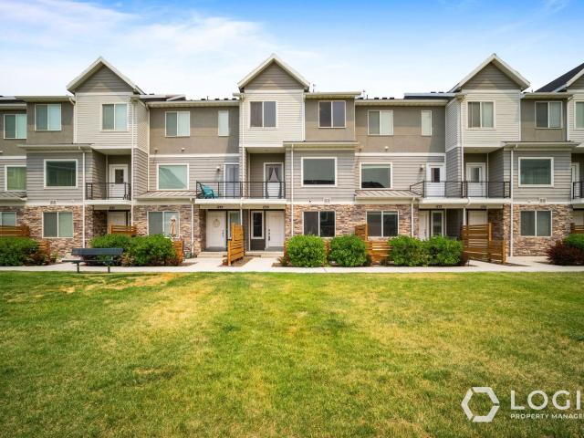 4 Bed / 3.5 Bath Townhome for Rent in Pleasant Grove, UT
