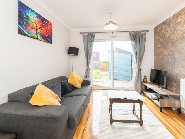 4 bed Terraced House To Let