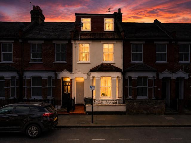 4 bed Terraced House To Let