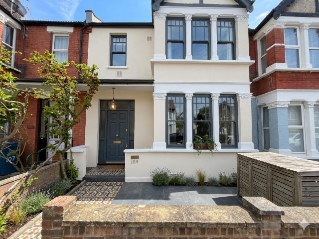 4 bed Terraced House To Let