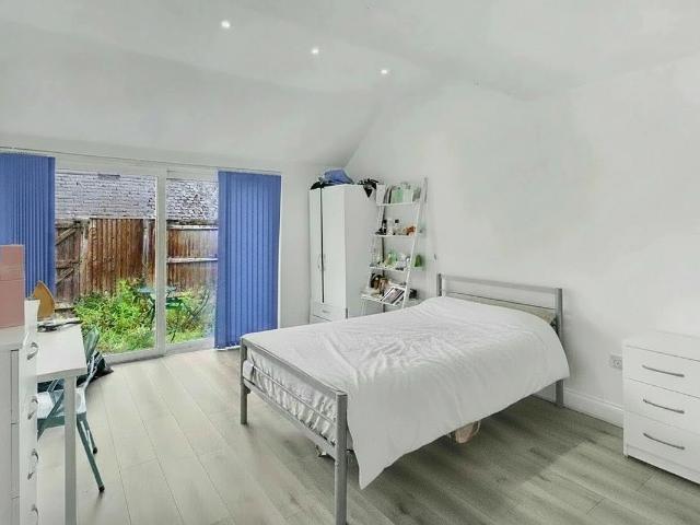 4 bed Terraced House To Let