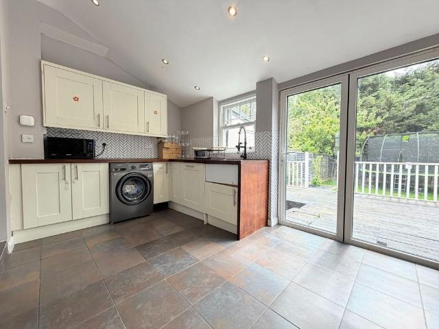 4 bed Terraced House To Let