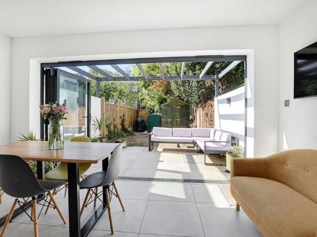 4 bed Terraced House To Let