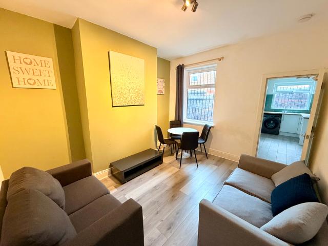 4 bed terraced house to rent in Norfolk Street, Salford, M6