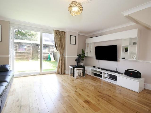 4 Bed Terraced House, Turnpike Close, SE8