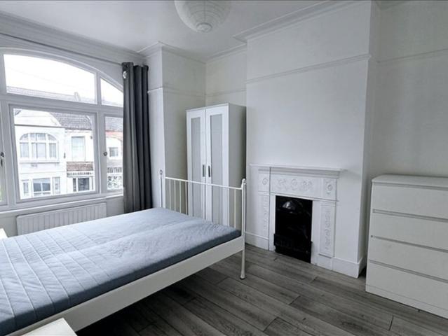 4 Bed Terraced House, Undine Street, SW17