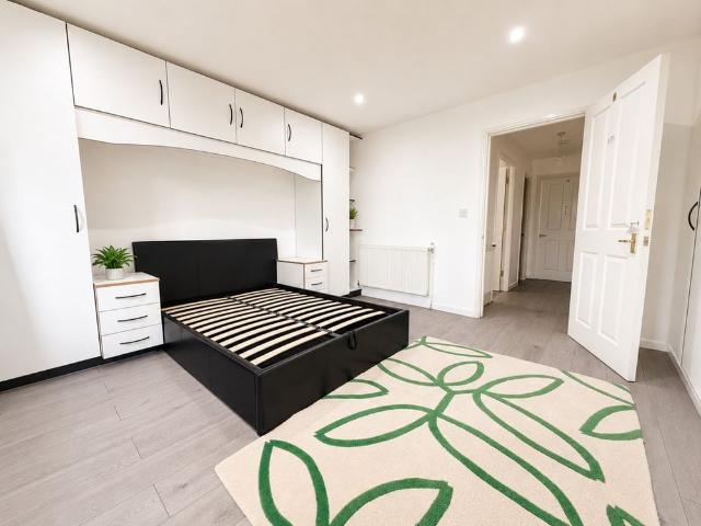 4 Bed Terraced House, Wood Road, NW10