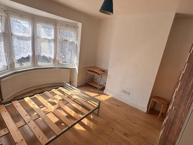 4 Bed Terraced House, Woodstock Road, HA0