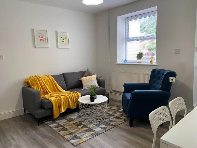 4 Bed Terraced House, Air Balloon Road, BS5