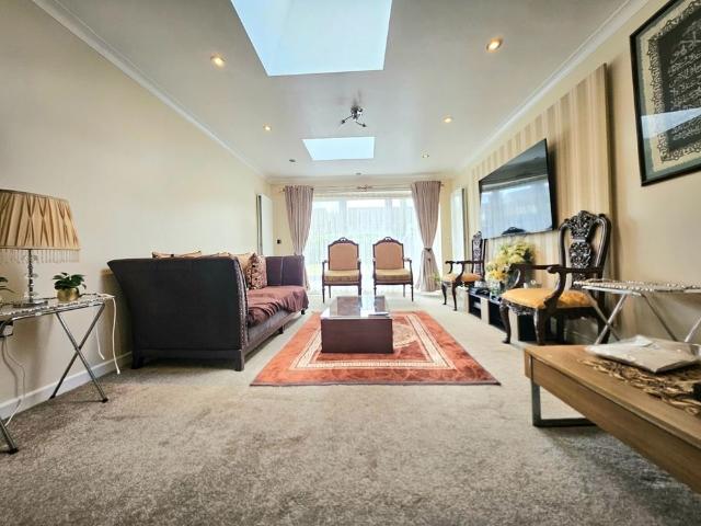 4 Bed Terraced House, Bolingbroke Road, LU1