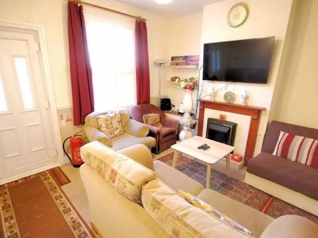 4 Bed Terraced House, Burns Road, HA0