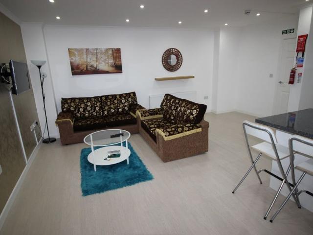 4 Bed Terraced House, Chusan Place, E14