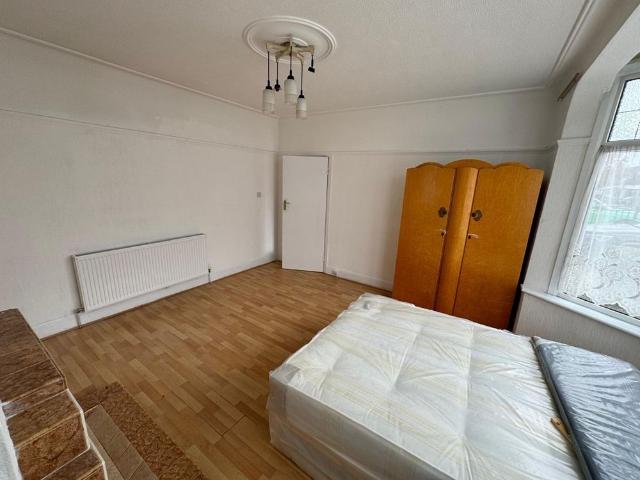 4 Bed Terraced House, Dawlish Drive, IG3