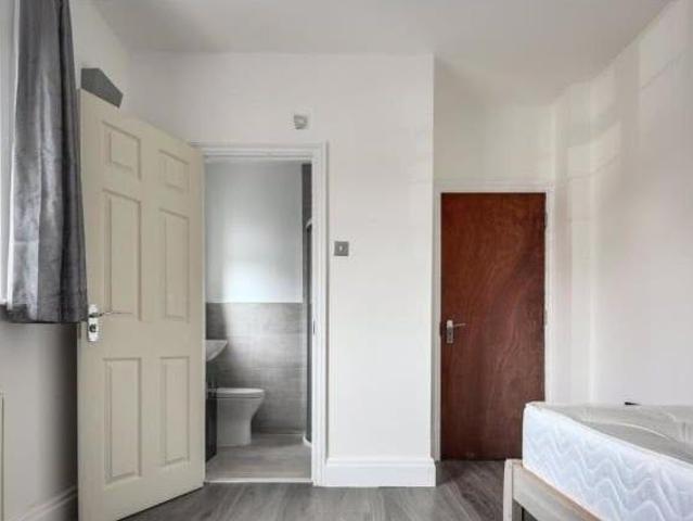 4 Bed Terraced House, Galsworthy Avenue, E14