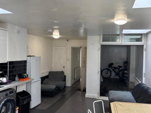 4 Bed Terraced House, Grove Road, B11